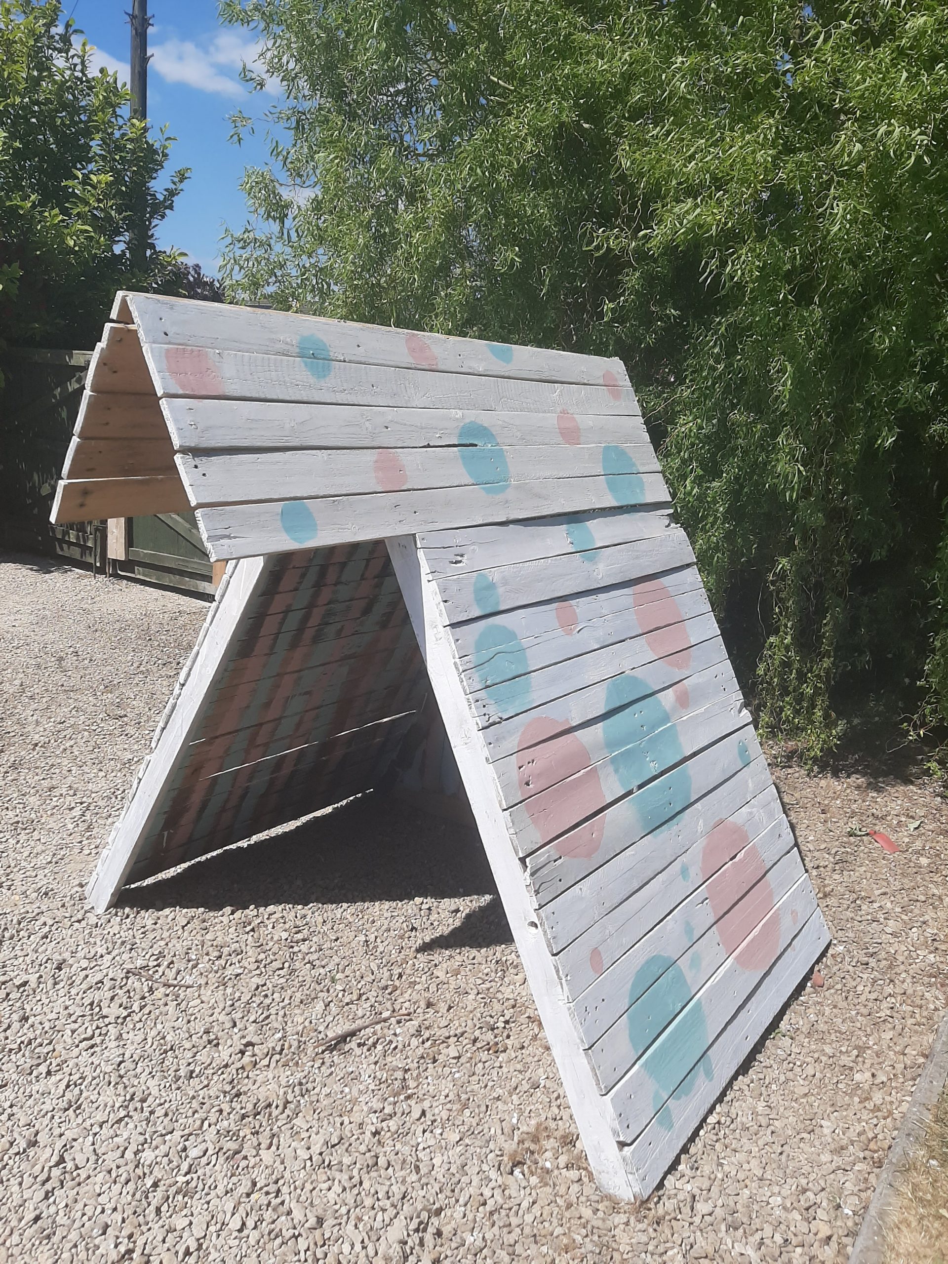 Pallet den - G Clatworthy author